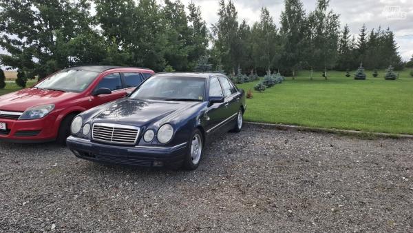 Zils Mercedes-Benz E 280 1996 Vilkaviškis, ar dzinēja tilpumu 2.80 L un nobraukumu 220 tūkst. km par 1650 €, foto 2 vietnē AUTOMOTO.COM.LV