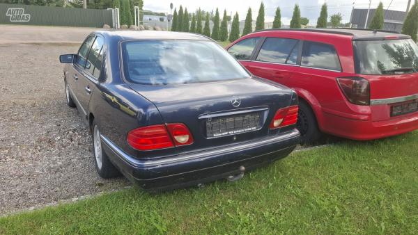Zils Mercedes-Benz E 280 1996 Vilkaviškis, ar dzinēja tilpumu 2.80 L un nobraukumu 220 tūkst. km par 1650 €, foto 3 vietnē AUTOMOTO.COM.LV