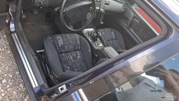 Zils Mercedes-Benz E 280 1996 Vilkaviškis, ar dzinēja tilpumu 2.80 L un nobraukumu 220 tūkst. km par 1650 €, foto 7 vietnē AUTOMOTO.COM.LV