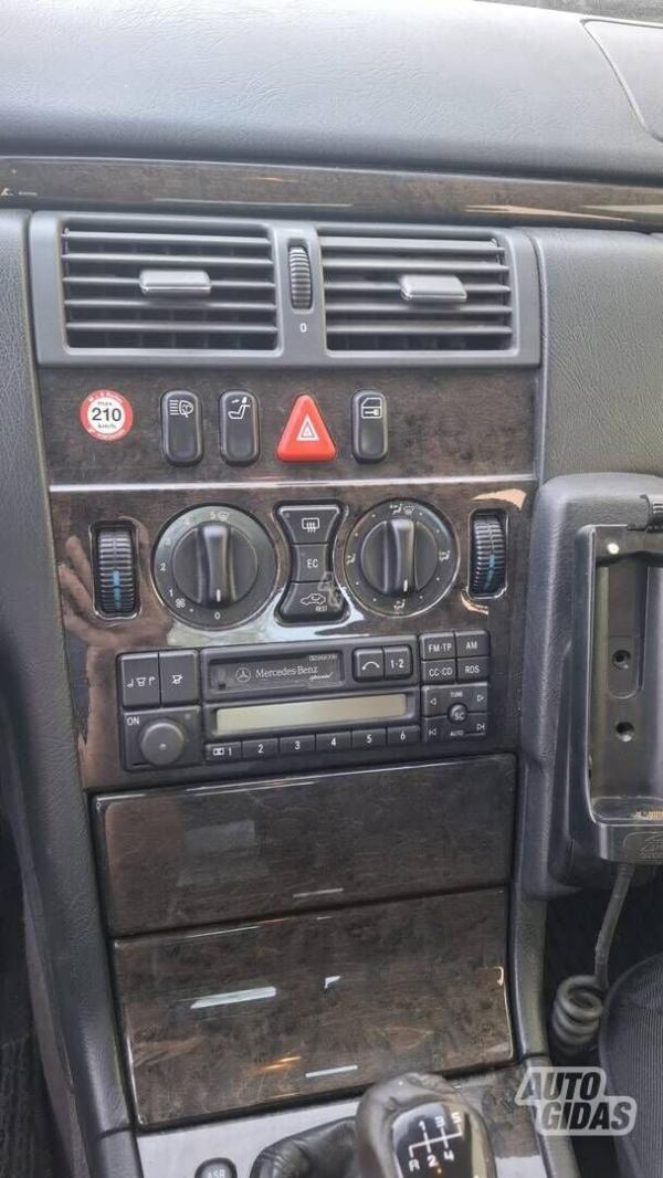 Zils Mercedes-Benz E 280 1996 Vilkaviškis, ar dzinēja tilpumu 2.80 L un nobraukumu 220 tūkst. km par 1650 €, foto 9 vietnē AUTOMOTO.COM.LV