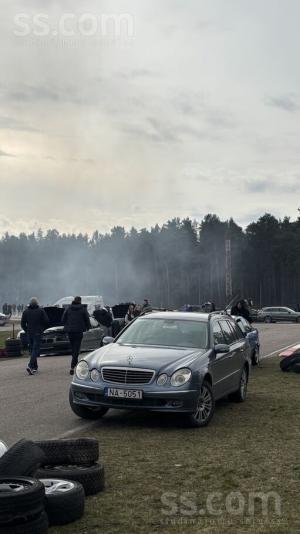 Blue Mercedes-Benz E 280 2005 in Riga, with an engine capacity of 3.20 L and mileage of 421 thousand km for 9100 €, photo 2 on AUTOMOTO.COM.LV