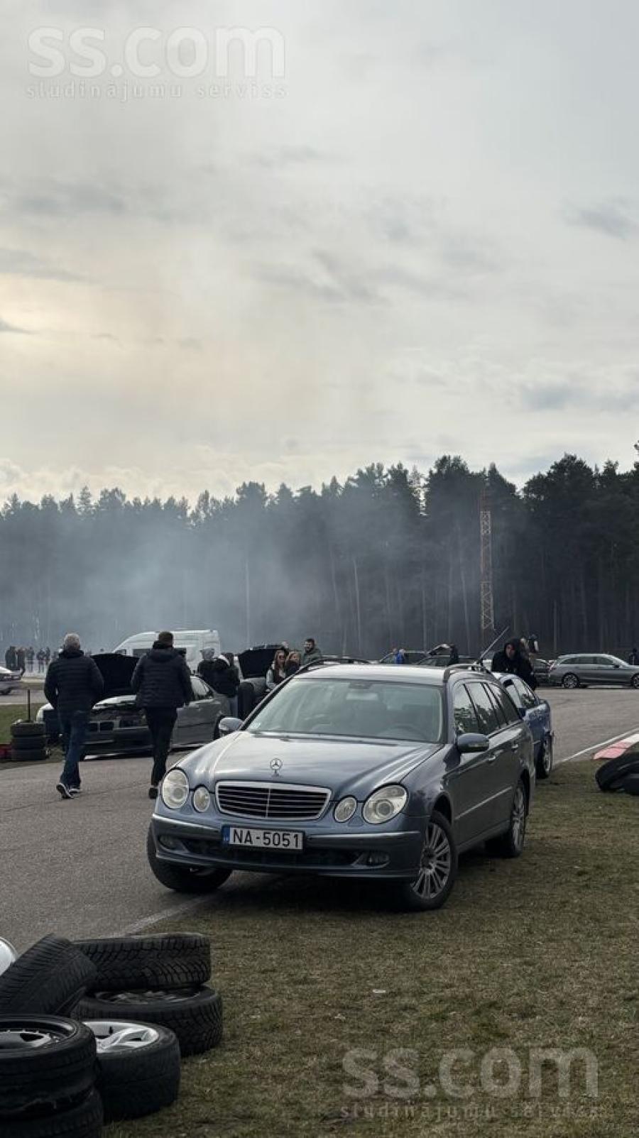 Blue Mercedes-Benz E 280 2005 in Riga, with an engine capacity of 3.20 L and mileage of 421 thousand km for 9100 €, photo 2 on AUTOMOTO.COM.LV