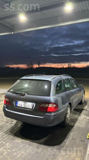 Blue Mercedes-Benz E 280 2005 in Riga, with an engine capacity of 3.20 L and mileage of 421 thousand km for 9100 €, photo 3 on AUTOMOTO.COM.LV