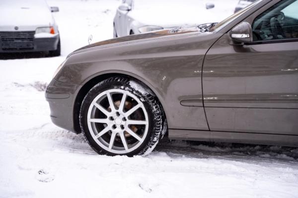 Brown Mercedes-Benz E 280 2008 in Riga, with an engine capacity of 3.00 L and mileage of 286 thousand km for 5500 €, photo 7 on AUTOMOTO.COM.LV