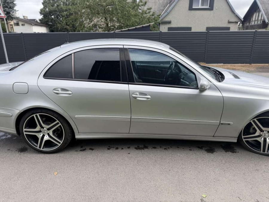 Pelēks Mercedes-Benz E 280 2004 Kauņa, ar dzinēja tilpumu 3.22 L un nobraukumu 361 tūkst. km par 2850 €, foto 6 vietnē AUTOMOTO.COM.LV