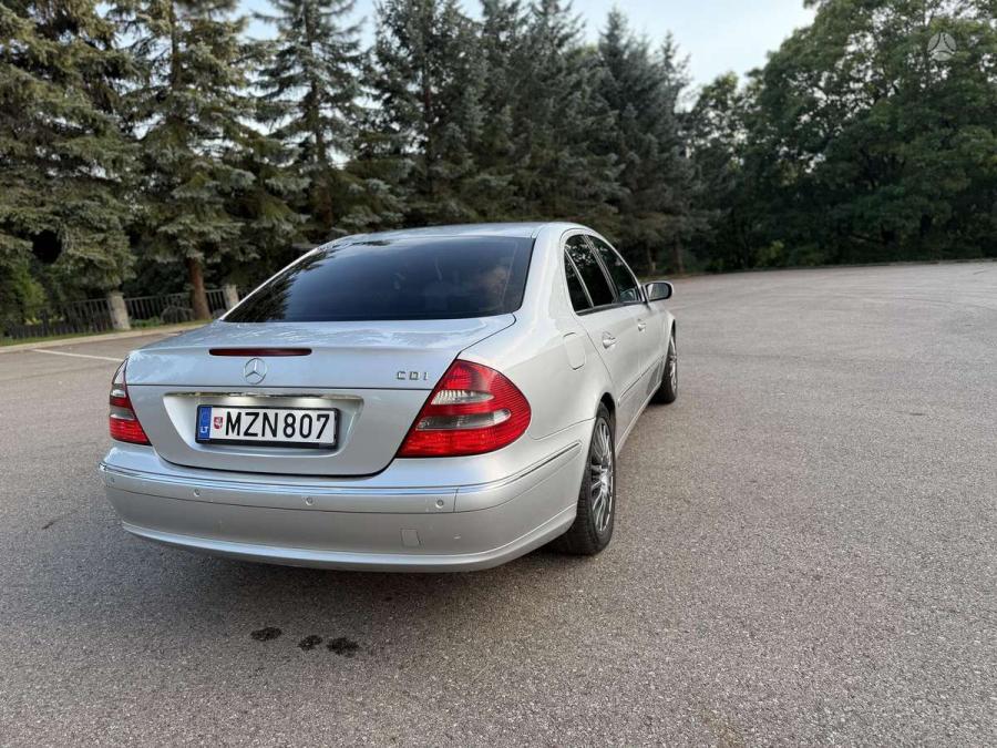 Grey Mercedes-Benz E 280 2004 in Kaunas, with an engine capacity of 3.22 L and mileage of 430 thousand km for 1300 €, photo 1 on AUTOMOTO.COM.LV