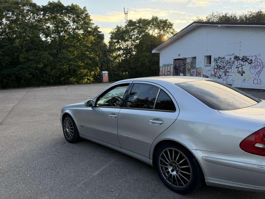 Grey Mercedes-Benz E 280 2004 in Kaunas, with an engine capacity of 3.22 L and mileage of 430 thousand km for 1300 €, photo 6 on AUTOMOTO.COM.LV