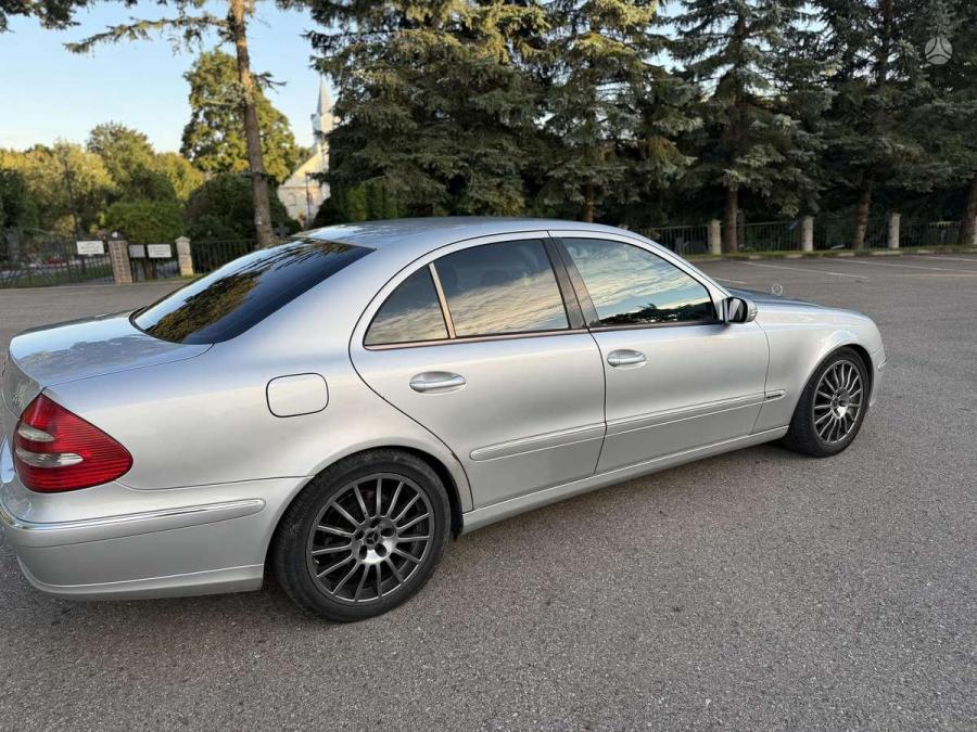 Grey Mercedes-Benz E 280 2004 in Kaunas, with an engine capacity of 3.22 L and mileage of 430 thousand km for 1300 €, photo 9 on AUTOMOTO.COM.LV