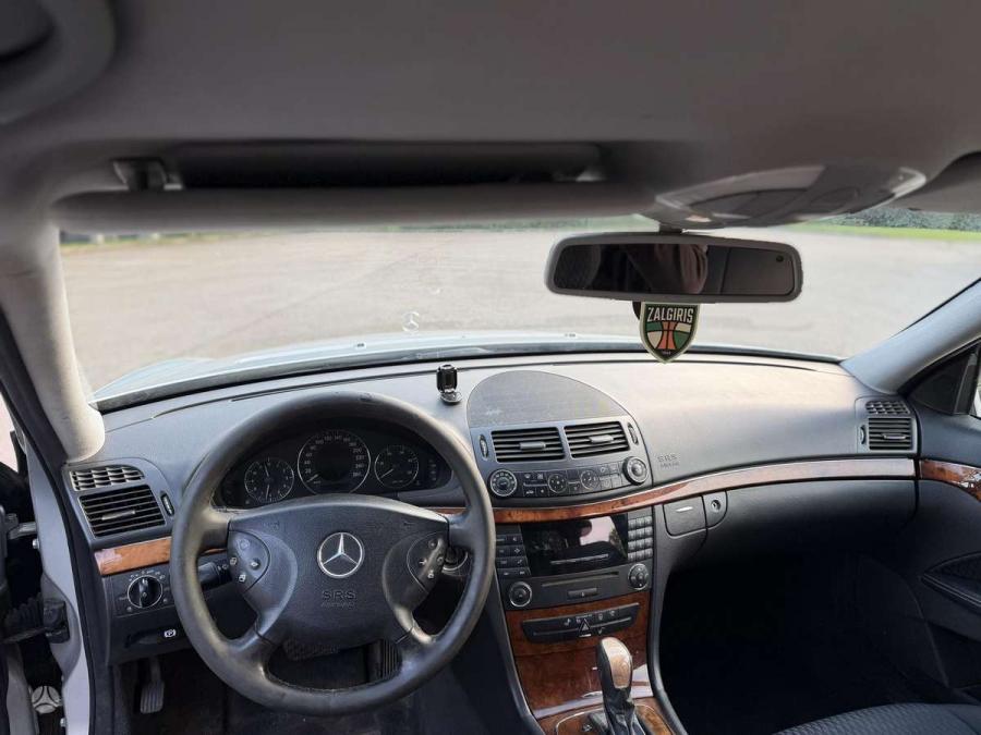 Grey Mercedes-Benz E 280 2004 in Kaunas, with an engine capacity of 3.22 L and mileage of 430 thousand km for 1300 €, photo 13 on AUTOMOTO.COM.LV