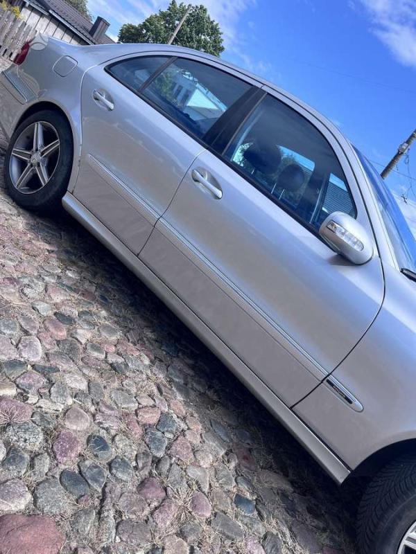 Grey Mercedes-Benz E 280 2005 in Kaunas, with an engine capacity of 3.22 L and mileage of 381 thousand km for 2800 €, photo 5 on AUTOMOTO.COM.LV