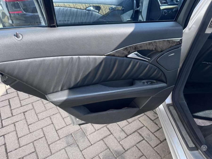 Grey Mercedes-Benz E 280 2005 in Kaunas, with an engine capacity of 3.22 L and mileage of 381 thousand km for 2800 €, photo 17 on AUTOMOTO.COM.LV