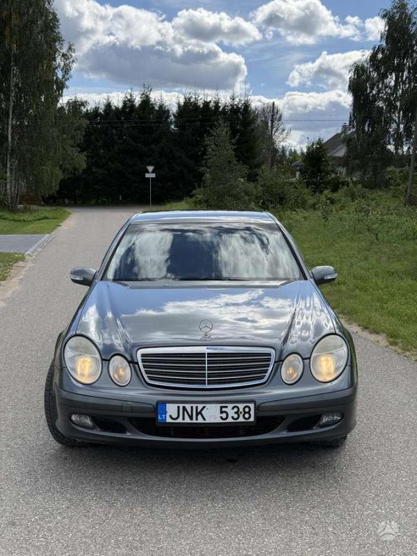 Mercedes-Benz E 280 2005 in Vilnius on AUTOMOTO.COM.LV Grey Mercedes-Benz E 280 2005 in Vilnius, with an engine capacity of 3.22 L and mileage of 378 thousand km for 1650 €, photo 3 on AUTOMOTO.COM.LV