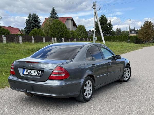 Mercedes-Benz E 280 2005 in Vilnius on AUTOMOTO.COM.LV Grey Mercedes-Benz E 280 2005 in Vilnius, with an engine capacity of 3.22 L and mileage of 378 thousand km for 1650 €, photo 6 on AUTOMOTO.COM.LV