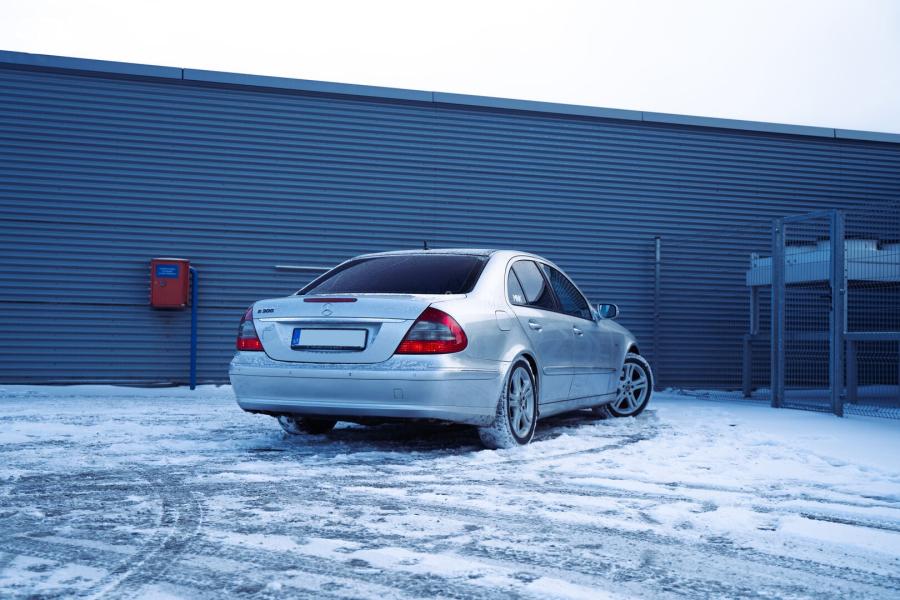 Grey Mercedes-Benz E 280 2006 in Vilnius, with an engine capacity of 3.00 L and mileage of 287 thousand km for 5900 €, photo 5 on AUTOMOTO.COM.LV