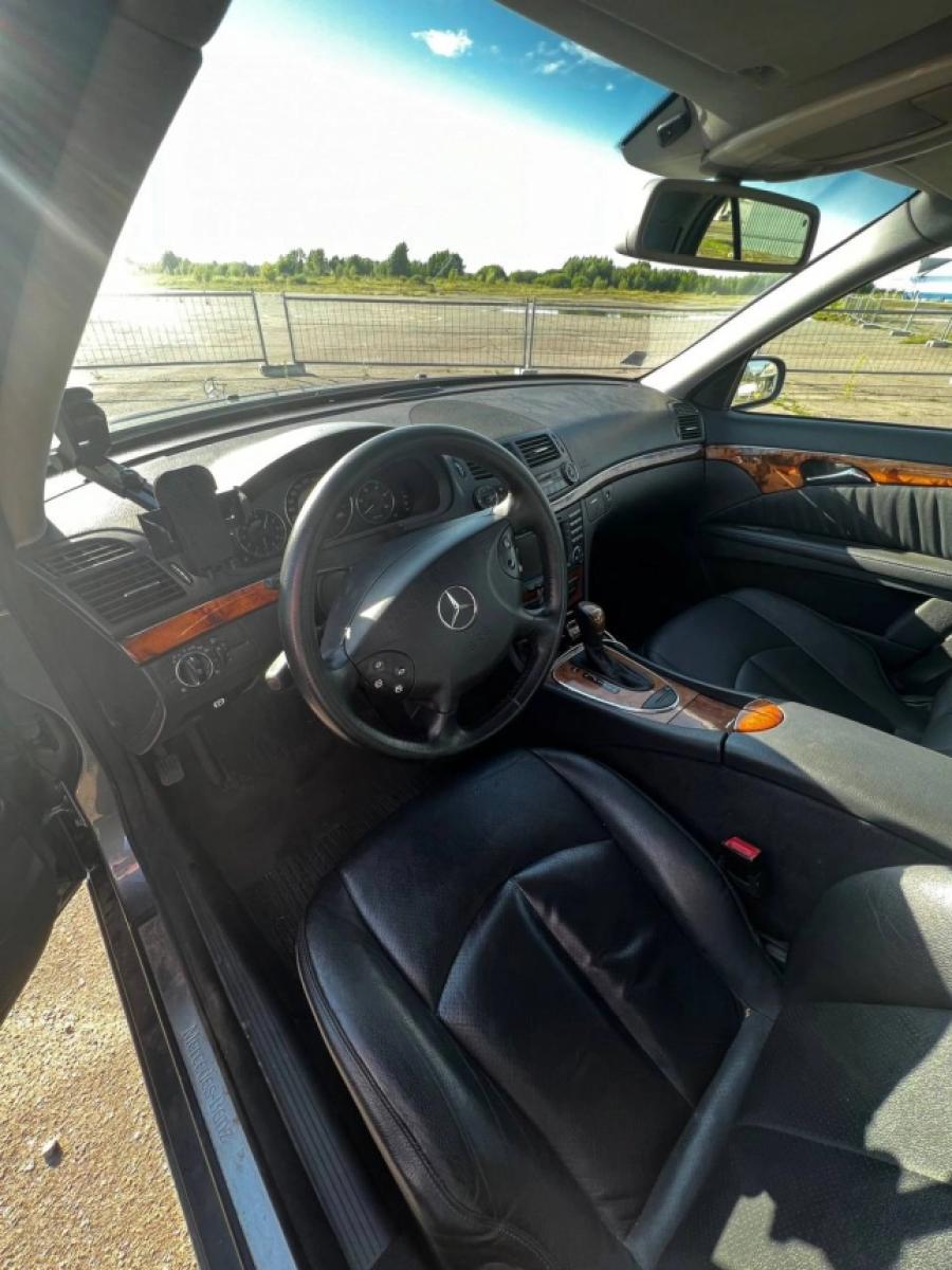 Grey Mercedes-Benz E 280 2006 in Riga, with an engine capacity of 3.00 L and mileage of 297 thousand km for 4450 €, photo 8 on AUTOMOTO.COM.LV