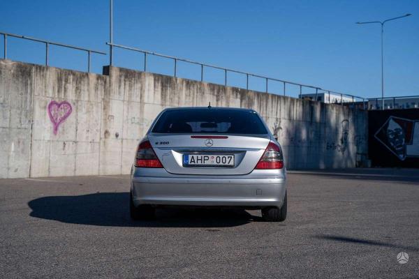Pelēks Mercedes-Benz E 280 2006 Viļņa, ar dzinēja tilpumu 2.99 L un nobraukumu 293 tūkst. km par 4999 €, foto 3 vietnē AUTOMOTO.COM.LV