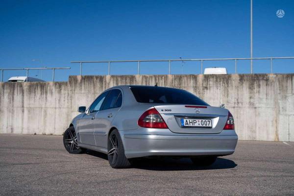 Pelēks Mercedes-Benz E 280 2006 Viļņa, ar dzinēja tilpumu 2.99 L un nobraukumu 293 tūkst. km par 4999 €, foto 5 vietnē AUTOMOTO.COM.LV