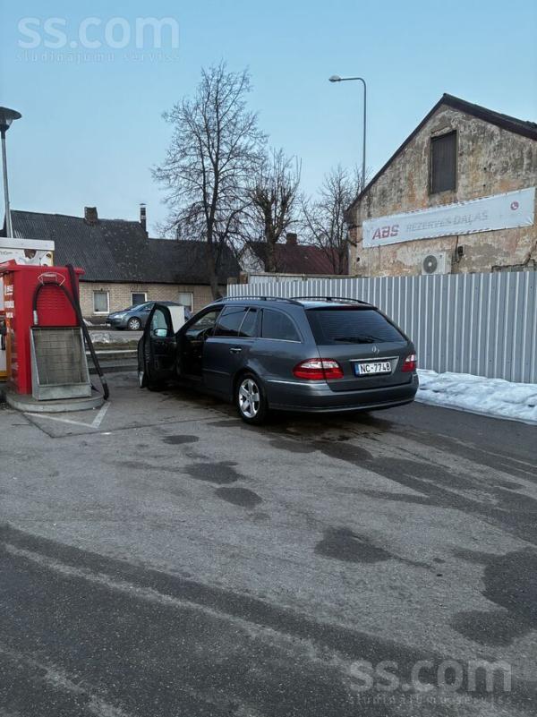 Pelēks Mercedes-Benz E 280 2005 Daugavpils, ar dzinēja tilpumu 3.20 L un nobraukumu 301 tūkst. km par 3200 €, foto 2 vietnē AUTOMOTO.COM.LV