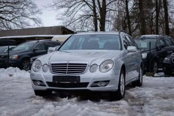 Серый Мерседес Е 280 2009 в Гробиня, объемом двигателя 3.00 л и пробегом 234 тыс. км за 5450 €, фото 2 на AUTOMOTO.COM.LV