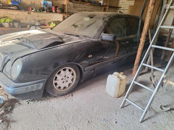 Melns Mercedes-Benz e-290 1999 Plungė, ar dzinēja tilpumu 3.00 L un nobraukumu 200 tūkst. km par 999 €, foto 1 vietnē AUTOMOTO.COM.LV