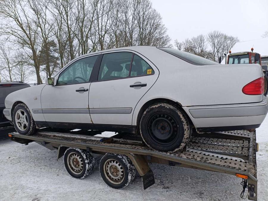 Серый Мерседес Е 290 1996 в Мариямполе, объемом двигателя 2.90 л и пробегом 200 тыс. км за 2100 €, фото 4 на AUTOMOTO.COM.LV