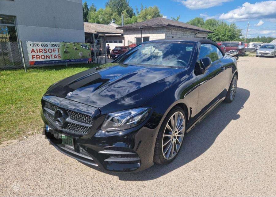 Melns Mercedes-Benz E 300 2017 Panevēža, ar dzinēja tilpumu 3.00 L un nobraukumu 305 tūkst. km par 35790 €, foto 1 vietnē AUTOMOTO.COM.LV