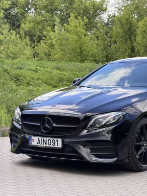 Black Mercedes-Benz E 300 2017 in Vilnius, with an engine capacity of 1.99 L and mileage of 112 thousand km for 29900 €, photo 3 on AUTOMOTO.COM.LV