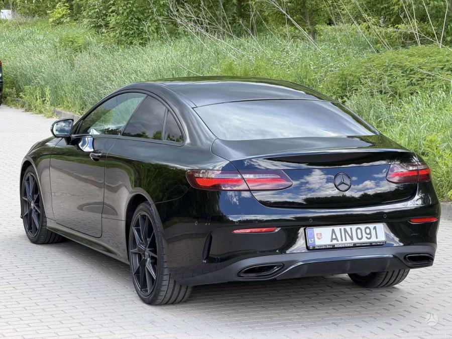 Black Mercedes-Benz E 300 2017 in Vilnius, with an engine capacity of 1.99 L and mileage of 112 thousand km for 29900 €, photo 4 on AUTOMOTO.COM.LV