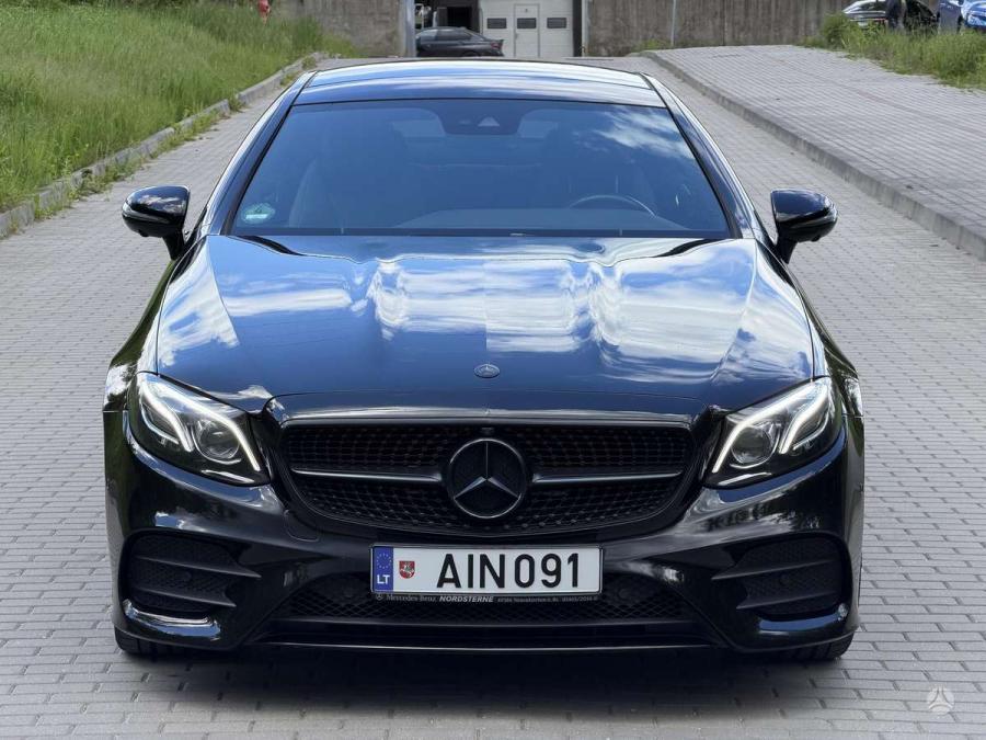 Black Mercedes-Benz E 300 2017 in Vilnius, with an engine capacity of 1.99 L and mileage of 112 thousand km for 29900 €, photo 8 on AUTOMOTO.COM.LV