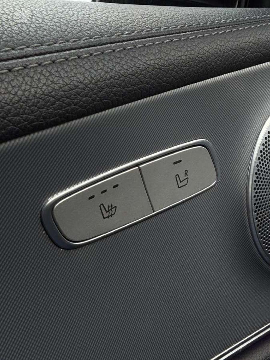 Black Mercedes-Benz E 300 2017 in Vilnius, with an engine capacity of 1.99 L and mileage of 112 thousand km for 29900 €, photo 16 on AUTOMOTO.COM.LV