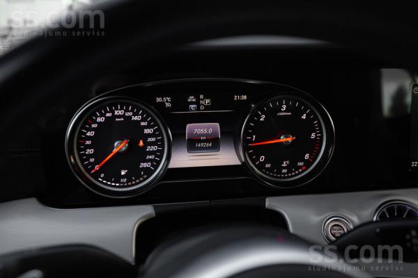 Black Mercedes-Benz E 300 2020 in Riga, with an engine capacity of 2.00 L and mileage of 149 thousand km for 32900 €, photo 10 on AUTOMOTO.COM.LV