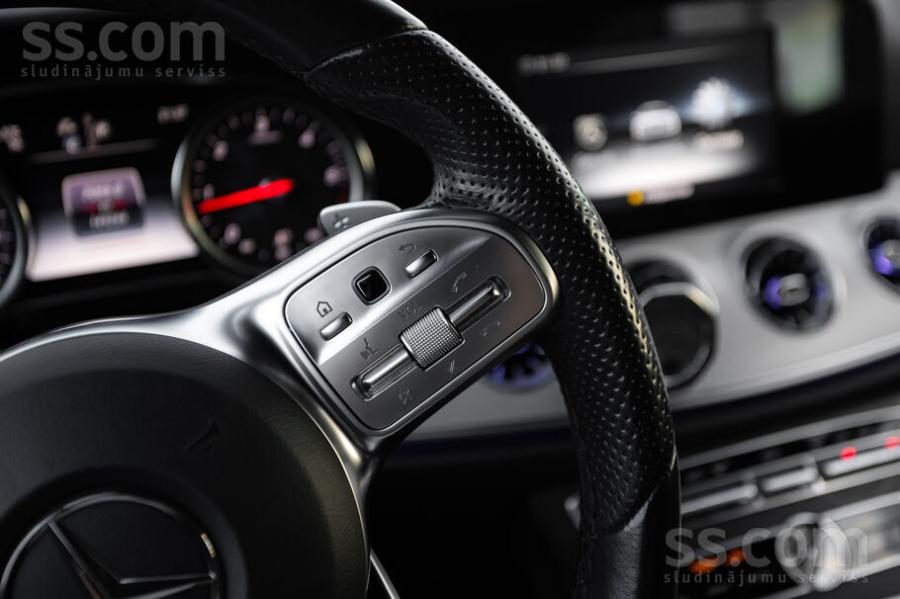 Black Mercedes-Benz E 300 2020 in Riga, with an engine capacity of 2.00 L and mileage of 149 thousand km for 32900 €, photo 13 on AUTOMOTO.COM.LV