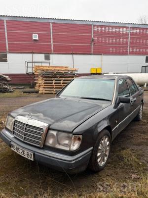 Melns Mercedes-Benz E 300 1992 Rīga, ar dzinēja tilpumu 3.00 L un nobraukumu 273 tūkst. km par 3500 €, foto 2 vietnē AUTOMOTO.COM.LV