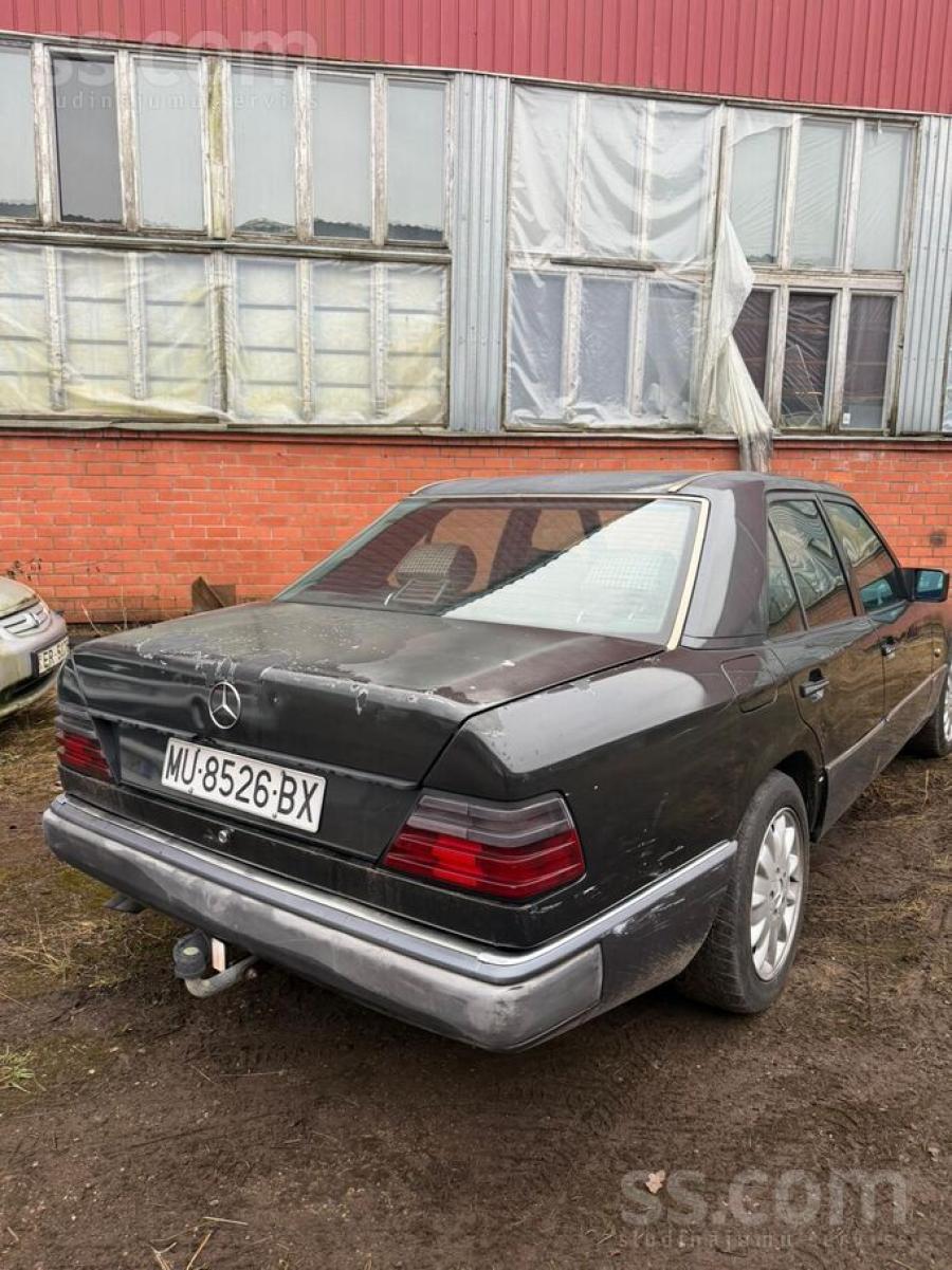 Melns Mercedes-Benz E 300 1992 Rīga, ar dzinēja tilpumu 3.00 L un nobraukumu 273 tūkst. km par 3500 €, foto 3 vietnē AUTOMOTO.COM.LV