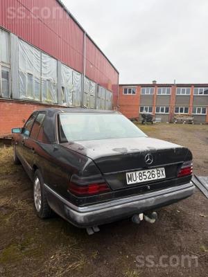 Melns Mercedes-Benz E 300 1992 Rīga, ar dzinēja tilpumu 3.00 L un nobraukumu 273 tūkst. km par 3500 €, foto 4 vietnē AUTOMOTO.COM.LV