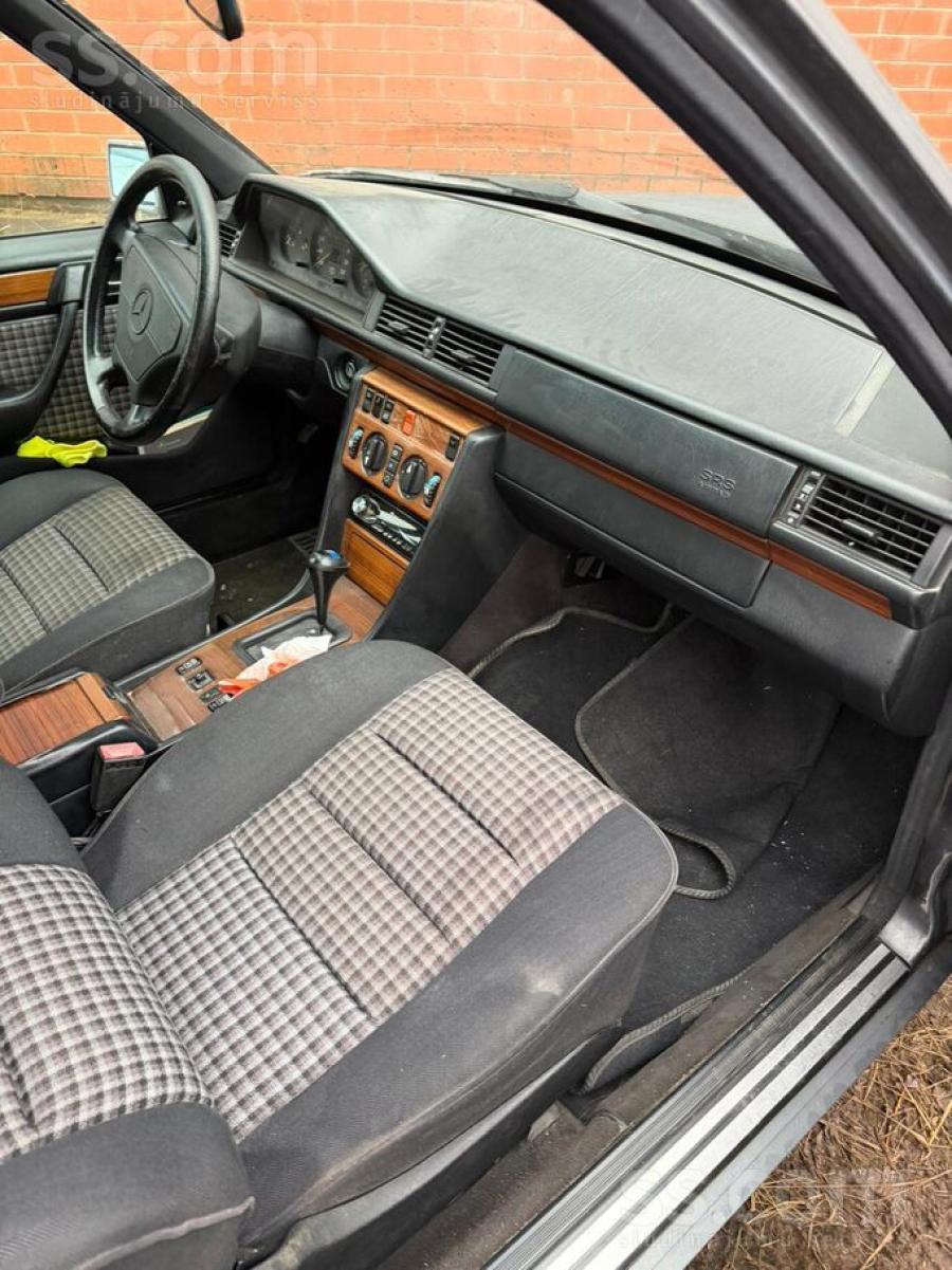 Melns Mercedes-Benz E 300 1992 Rīga, ar dzinēja tilpumu 3.00 L un nobraukumu 273 tūkst. km par 3500 €, foto 5 vietnē AUTOMOTO.COM.LV
