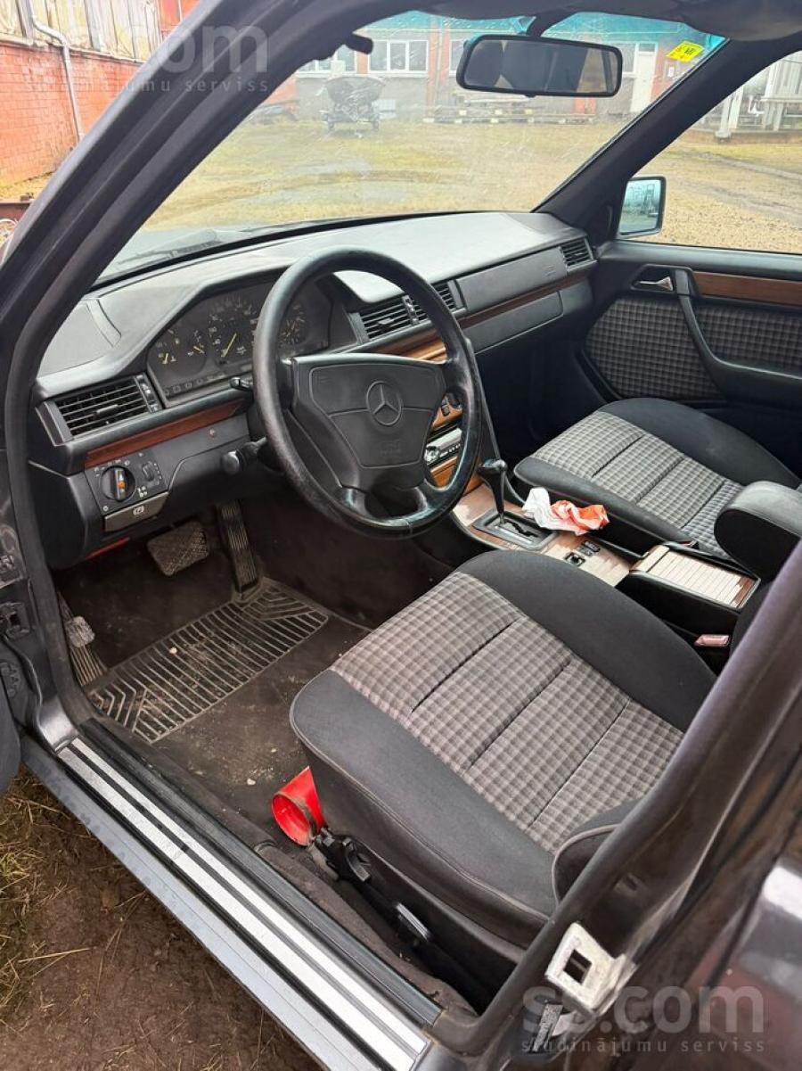 Melns Mercedes-Benz E 300 1992 Rīga, ar dzinēja tilpumu 3.00 L un nobraukumu 273 tūkst. km par 3500 €, foto 7 vietnē AUTOMOTO.COM.LV