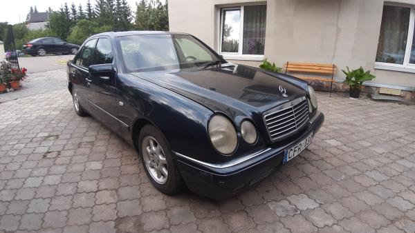 Melns Mercedes-Benz E 300 1996 Prienai, ar dzinēja tilpumu 3.00 L un nobraukumu 260 tūkst. km par 2000 €, foto 1 vietnē AUTOMOTO.COM.LV