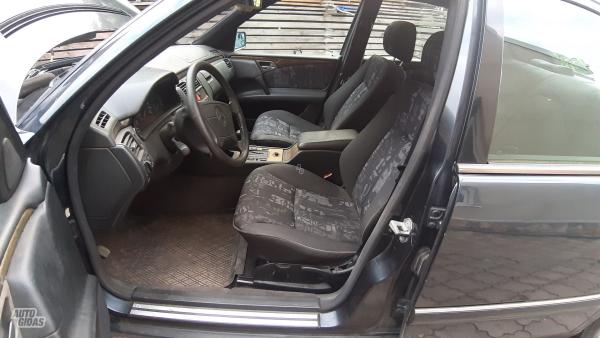 Melns Mercedes-Benz E 300 1996 Prienai, ar dzinēja tilpumu 3.00 L un nobraukumu 260 tūkst. km par 2000 €, foto 3 vietnē AUTOMOTO.COM.LV