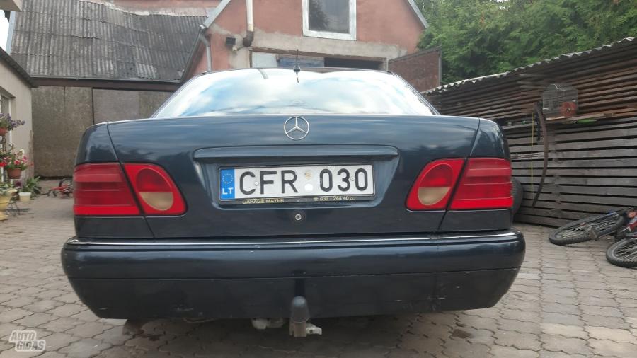 Melns Mercedes-Benz E 300 1996 Prienai, ar dzinēja tilpumu 3.00 L un nobraukumu 260 tūkst. km par 2000 €, foto 4 vietnē AUTOMOTO.COM.LV