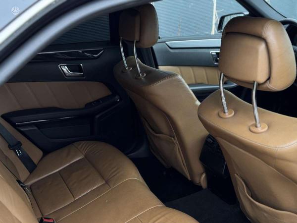 Melns Mercedes-Benz E 300 2010 Viļņa, ar dzinēja tilpumu 3.00 L un nobraukumu 322 tūkst. km par 4400 €, foto 1 vietnē AUTOMOTO.COM.LV