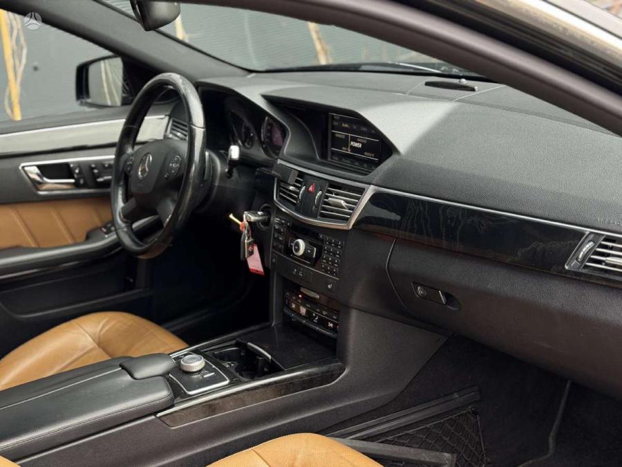 Melns Mercedes-Benz E 300 2010 Viļņa, ar dzinēja tilpumu 3.00 L un nobraukumu 322 tūkst. km par 4400 €, foto 2 vietnē AUTOMOTO.COM.LV