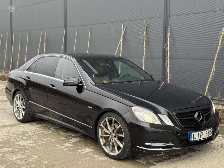 Melns Mercedes-Benz E 300 2010 Viļņa, ar dzinēja tilpumu 3.00 L un nobraukumu 322 tūkst. km par 4400 €, foto 3 vietnē AUTOMOTO.COM.LV