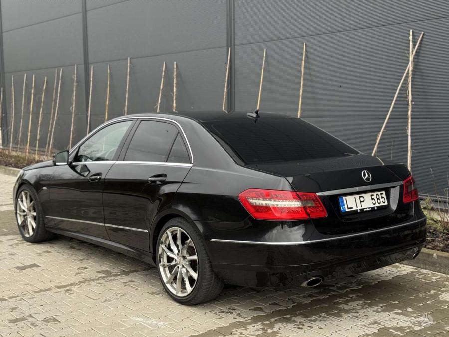 Melns Mercedes-Benz E 300 2010 Viļņa, ar dzinēja tilpumu 3.00 L un nobraukumu 322 tūkst. km par 4400 €, foto 7 vietnē AUTOMOTO.COM.LV