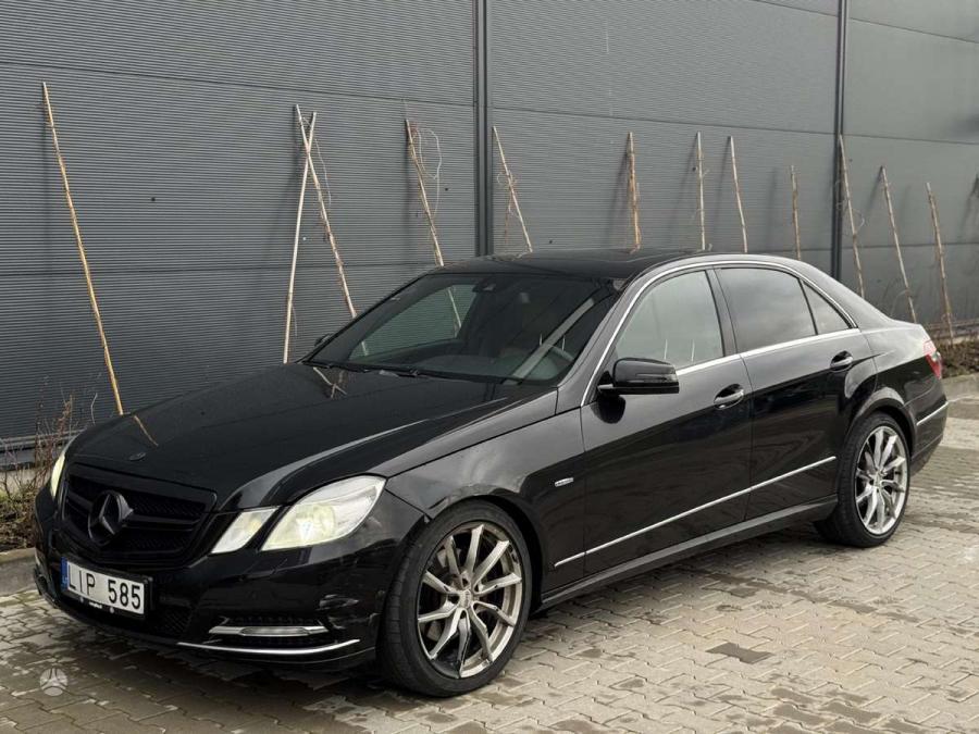 Melns Mercedes-Benz E 300 2010 Viļņa, ar dzinēja tilpumu 3.00 L un nobraukumu 322 tūkst. km par 4400 €, foto 12 vietnē AUTOMOTO.COM.LV