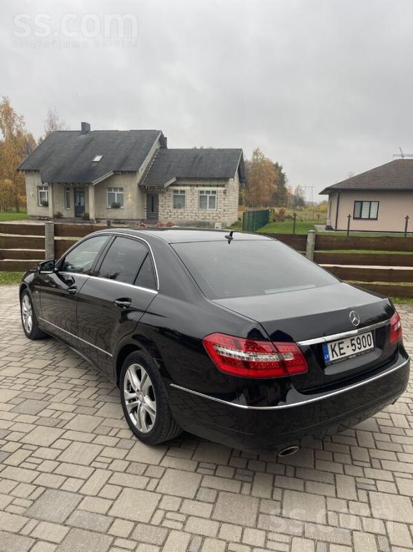 Black Mercedes-Benz E 300 2010 in Jelgava, with an engine capacity of 3.00 L and mileage of 293 thousand km for 6300 €, photo 2 on AUTOMOTO.COM.LV
