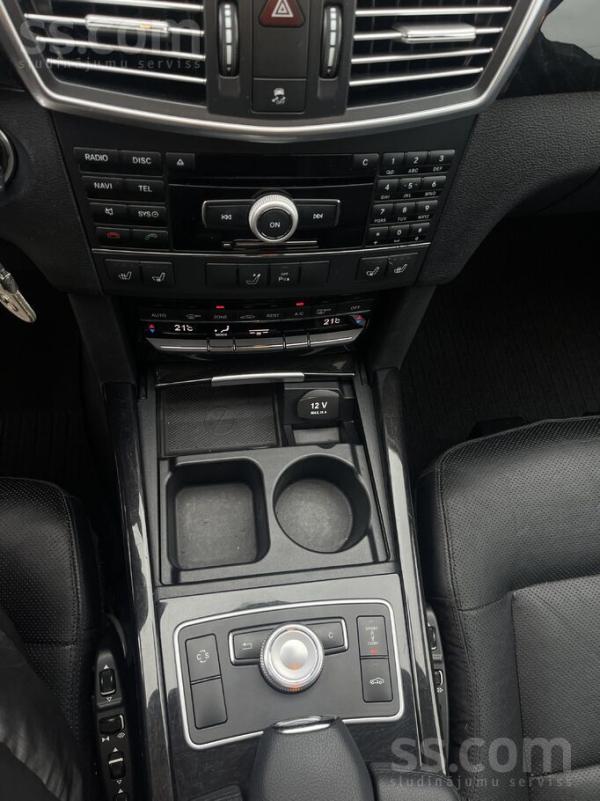 Black Mercedes-Benz E 300 2010 in Jelgava, with an engine capacity of 3.00 L and mileage of 293 thousand km for 6300 €, photo 4 on AUTOMOTO.COM.LV