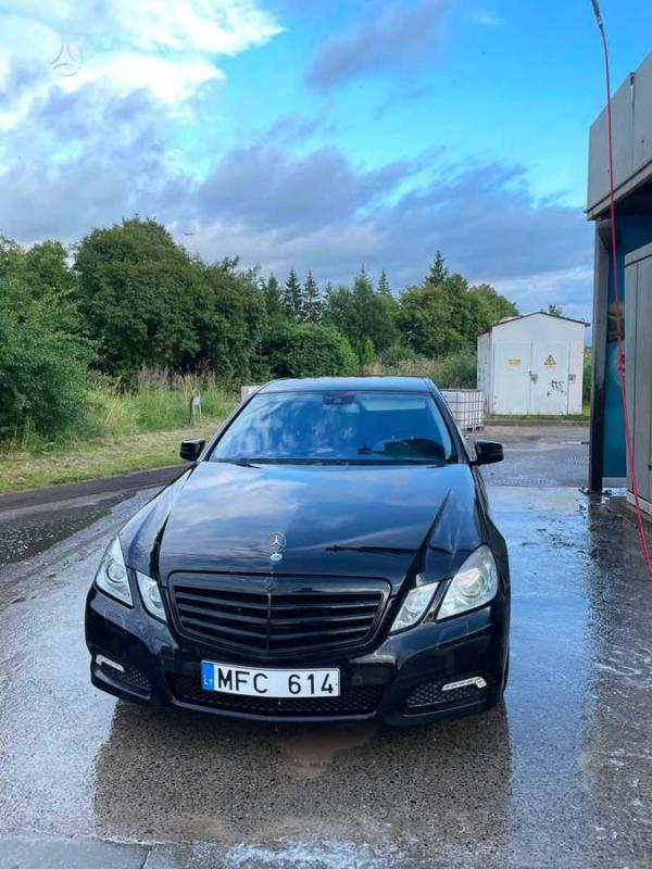 Melns Mercedes-Benz E 300 2010 Viļņa, ar dzinēja tilpumu 2.99 L un nobraukumu 494 tūkst. km par 5500 €, foto 1 vietnē AUTOMOTO.COM.LV