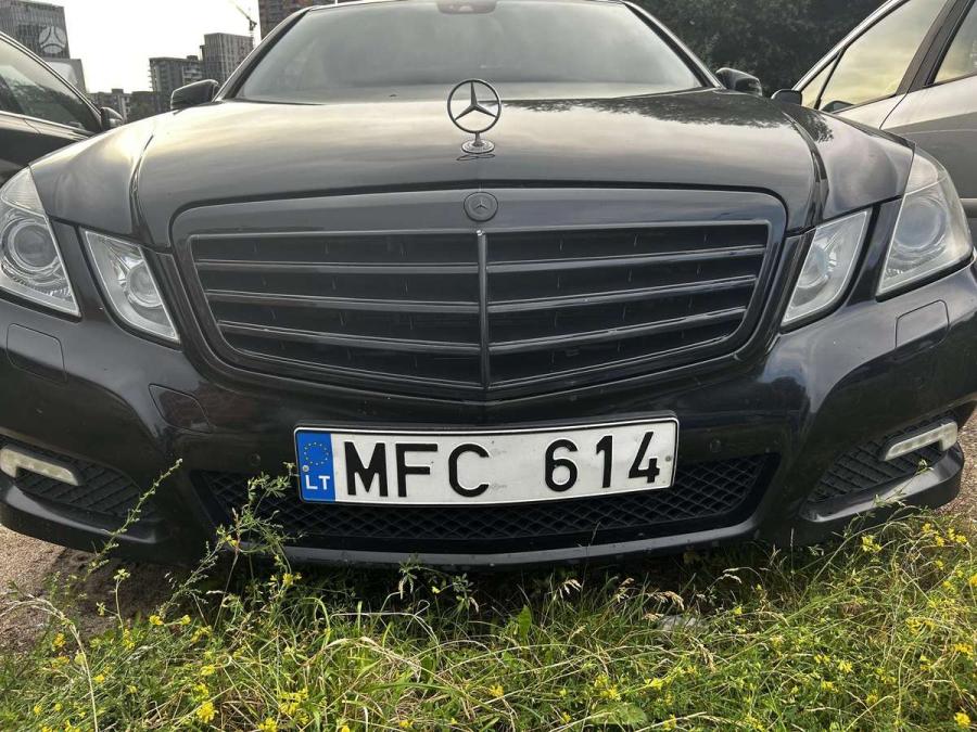 Черный Мерседес Е 300 2010 в Вильнюс, объемом двигателя 2.99 л и пробегом 494 тыс. км за 5500 €, фото 17 на AUTOMOTO.COM.LV