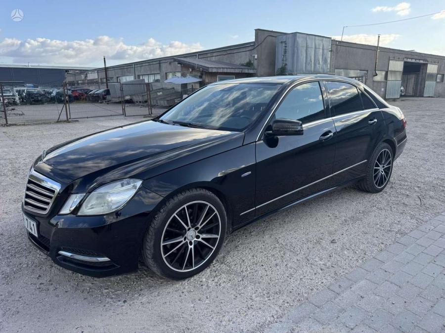 Melns Mercedes-Benz E 300 2011 Kauņa, ar dzinēja tilpumu 2.99 L un nobraukumu 250 tūkst. km par 7500 €, foto 1 vietnē AUTOMOTO.COM.LV